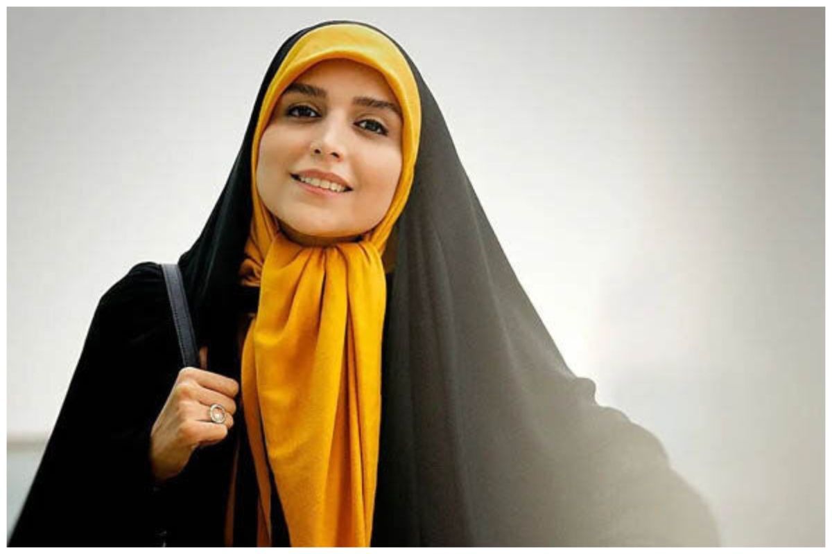 ژست مژده لواسانی با گوشی گران‌قیمتش عکس